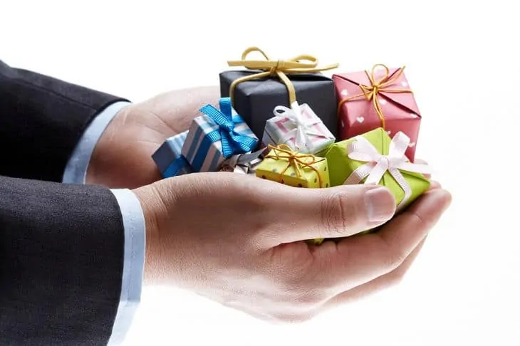 Corporate Gifting Etiquette: Do's and Don'ts for Professionals ...