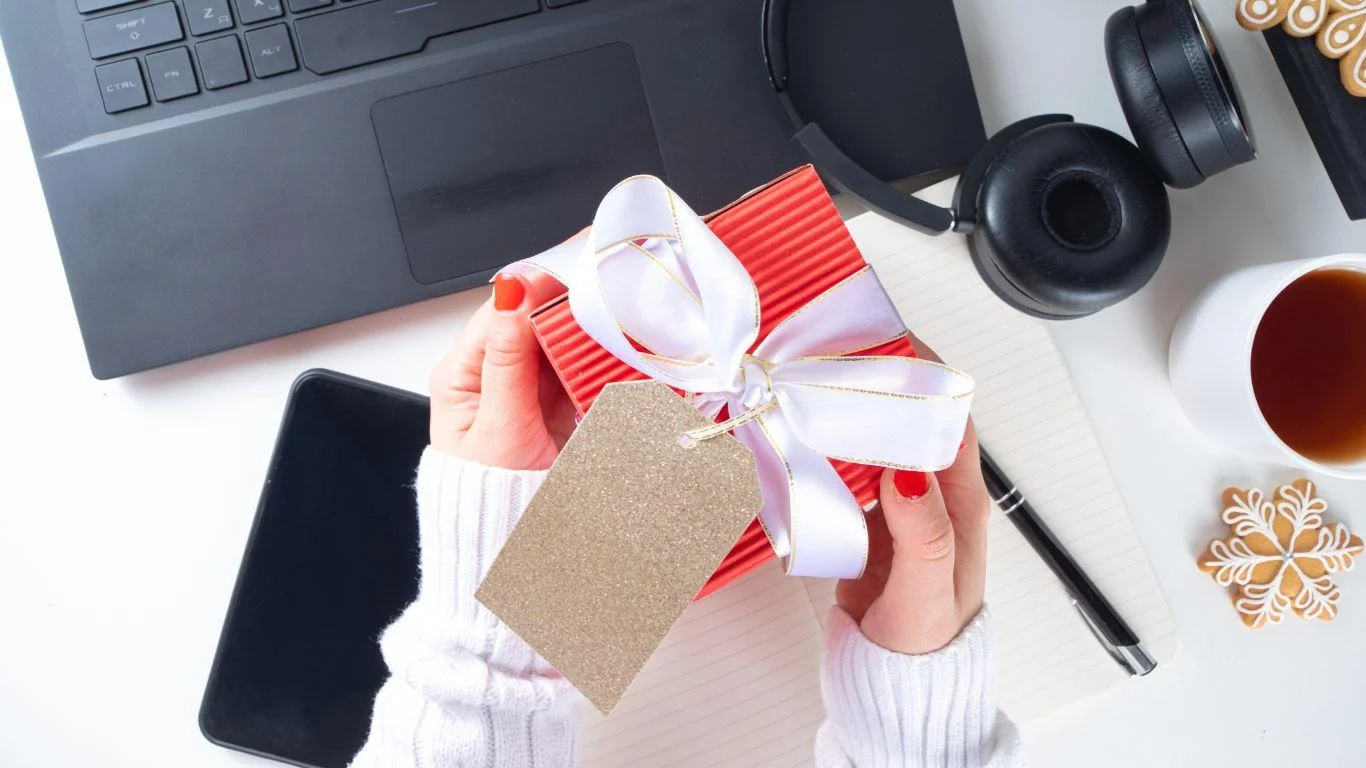 Corporate Gifts to Strengthen Company Loyalty - Corporate Gifts - Apex ...